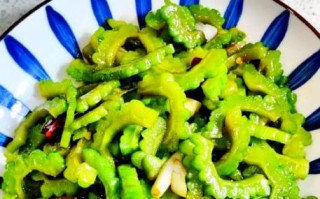 苦瓜怎么炒才不苦_苦瓜做法大全小视频