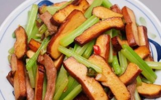 芹菜炒香干炒肉怎么炒才脆嫩_芹菜炒香干炒肉用不用焯水