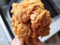 面包糠炸鸡腿怎么做才酥脆_炸鸡腿不吸油的小技巧