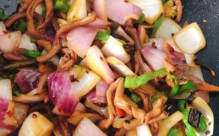 炒洋葱要不要放酱油_洋葱炒酱油的正确做法