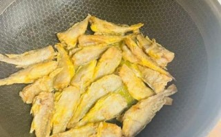 油炸小鱼怎么炸得酥脆_油炸小鱼做法窍门