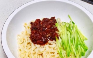 甜面酱肉丁炸酱怎么做_炸酱面酱比例是多少