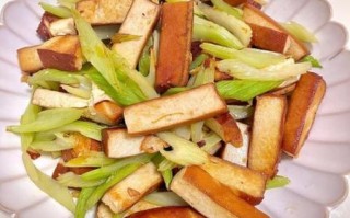 香干炒西芹怎么炒好吃_香干炒西芹需要焯水吗