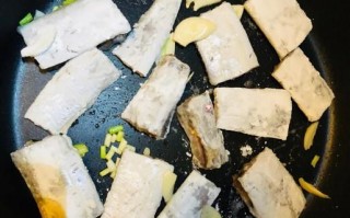 煎带鱼怎么煎不碎_正宗做法