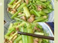 芹菜怎么炒比较嫩_芹菜炒不老的秘诀