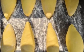 玉米面锅贴怎么做_玉米面锅贴家常做法