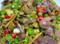 酸豆角炒鸡胗怎么做_酸豆角炒鸡胗要焯水吗