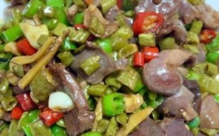 酸豆角炒鸡胗怎么做_酸豆角炒鸡胗要焯水吗