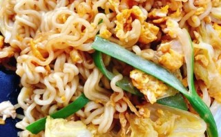 鸡蛋炒方便面怎么做_鸡蛋炒方便面热量高吗