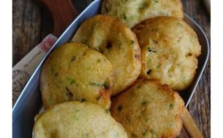 葱油饼怎么做才酥脆_葱油饼视频教程详细步骤