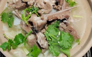 正宗羊肉汤的做法及配料_羊肉汤怎么炖才不膻