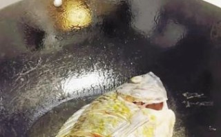 煎鱼怎么不粘锅_煎鱼不散的小妙招