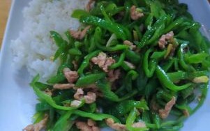 青椒肉丝盖浇饭怎么做_青椒肉丝盖浇饭热量高吗