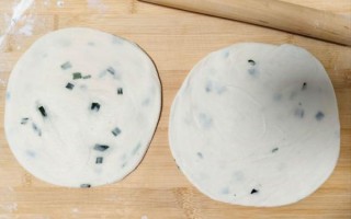 葱油饼怎么做才酥脆_家常葱油饼做法