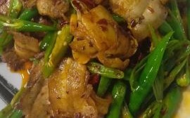 青椒回锅肉盖饭怎么做_回锅肉盖饭热量高吗