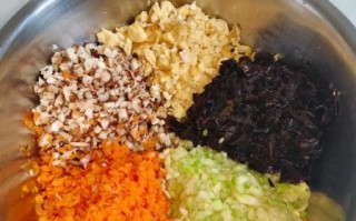 西葫芦鸡蛋木耳饺子怎么做_西葫芦鸡蛋木耳饺子馅要不要焯水