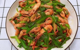 韭菜炒大虾怎么炒才嫩_韭菜炒大虾要不要焯水