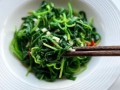 蒜蓉空心菜怎么炒不黑_蒜蓉空心菜焯水几分钟