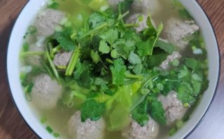 牛肉丸子汤里放什么菜_牛肉丸子汤配菜推荐