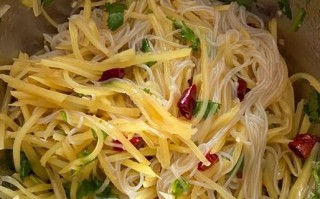 炝土豆丝儿怎么做好吃_炝土豆丝儿要不要焯水