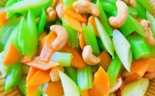 西芹炒腰果怎么做好吃_西芹腰果焯水几分钟