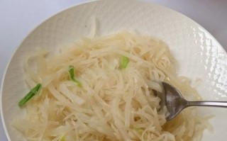 辣炒萝卜丝怎么炒好吃_萝卜丝要不要焯水