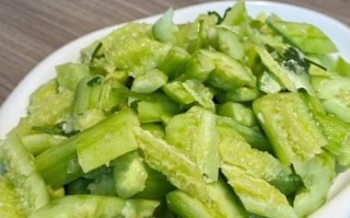 素拍凉拌黄瓜怎么做好吃_黄瓜要不要焯水