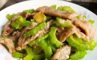 苦瓜炒肉的功效与作用_苦瓜炒肉适合什么人吃
