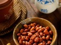 炸花生米怎么做才脆_炸花生米要不要先泡水