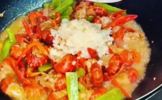 家常爆炒小龙虾怎么做_小龙虾怎么清洗才干净