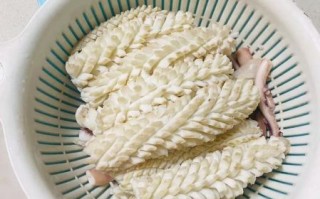 鱿鱼花刀怎么切_鱿鱼切花刀的正确步骤