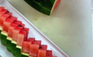 西瓜果盘怎么切好看_西瓜切法摆盘技巧