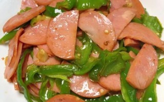青椒炒火腿肠怎么炒好吃_火腿肠炒青椒的家常做法