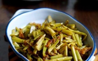 清炒空心菜梗怎么做好吃_空心菜梗炒得脆嫩不黑的秘诀