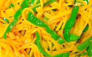 青椒土豆丝怎么炒清脆好吃_土豆丝不软塌的秘诀