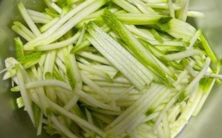 西葫芦凉拌怎么做_西葫芦凉拌需要焯水吗