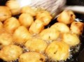 油炸小肉丸怎么做才外酥里嫩_油炸小肉丸家常做法
