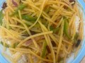 酸辣土豆丝盖饭怎么做_酸辣土豆丝盖饭热量高吗