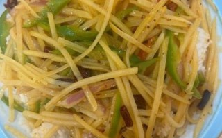 酸辣土豆丝盖饭怎么做_酸辣土豆丝盖饭热量高吗