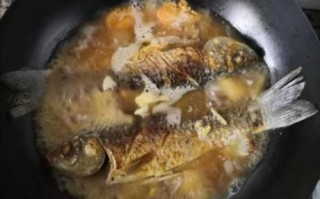 煎鲫鱼怎么不粘锅_煎鱼不破皮技巧