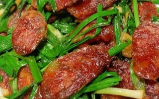 蒜苗炒腊肠怎么做_腊肠炒蒜苗要不要焯水