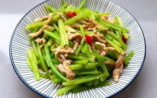 芹菜炒肉丝怎么炒才嫩_芹菜炒肉丝要不要焯水