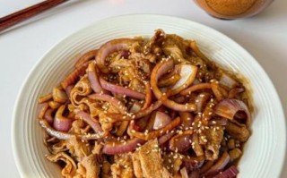 洋葱炒牛肉卷怎么做_洋葱炒牛肉卷家常做法