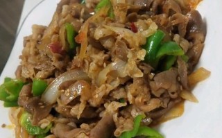 炒羊肉卷怎么做好吃_炒羊肉卷用哪个部位肉