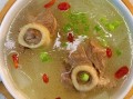 羊腿骨头汤怎么炖不膻_羊腿骨头汤的做法步骤