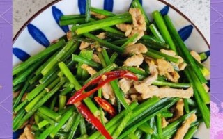 韭菜苔炒肉丝怎么做_韭菜苔炒肉丝需要焯水吗