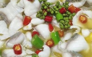 家常酸菜鱼怎么做好吃_酸菜鱼鱼片嫩滑不碎的秘诀