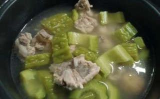 莲藕苦瓜排骨汤怎么做_莲藕苦瓜排骨汤的功效与禁忌