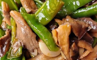 青椒炒蘑菇怎么做_青椒炒蘑菇的家常做法