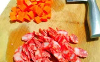 腊肠饭的做法电饭煲_腊肠饭要放水吗